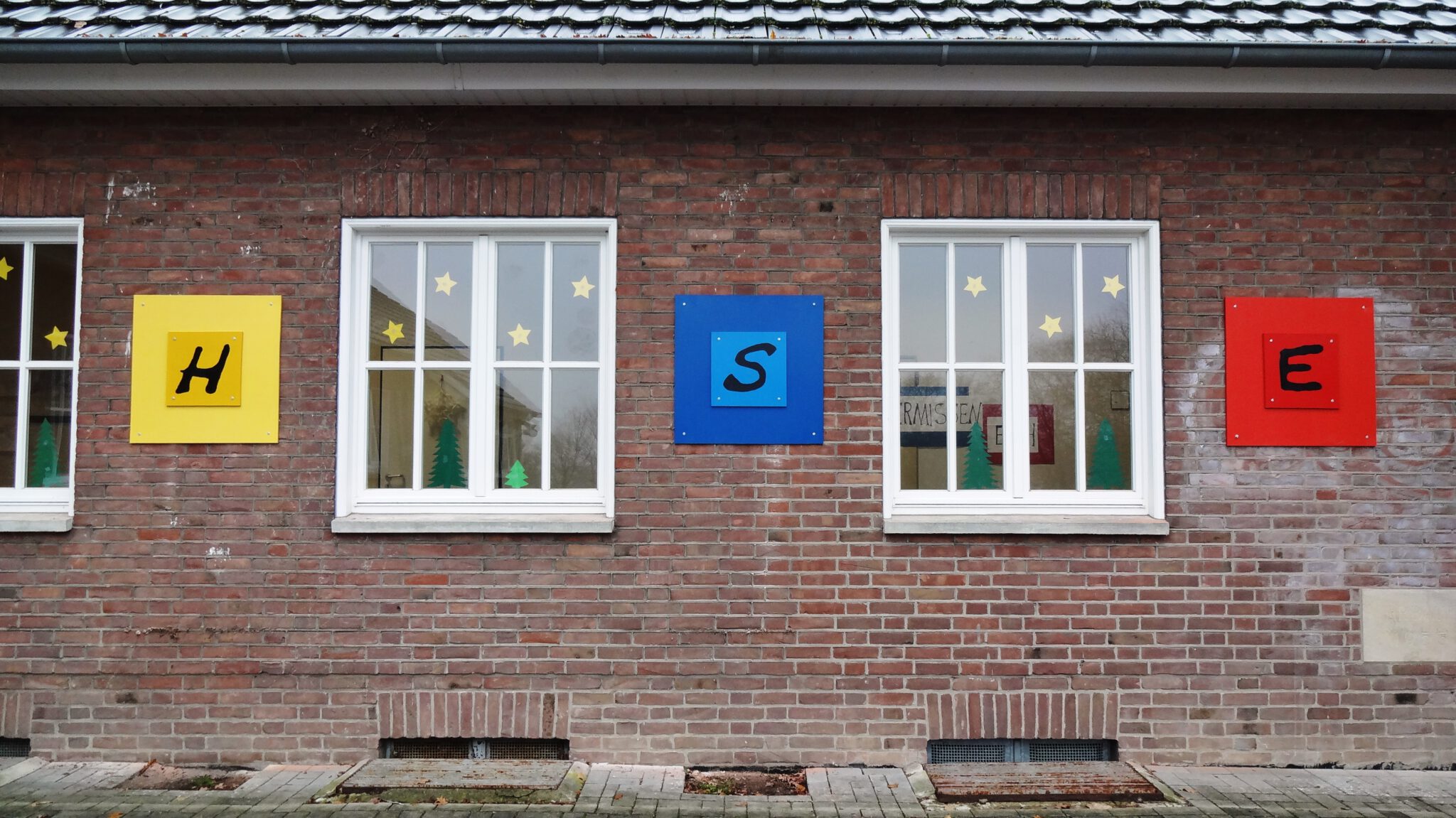 Logo HSE ziert die Schulfassade – Hauptschule Emsbüren